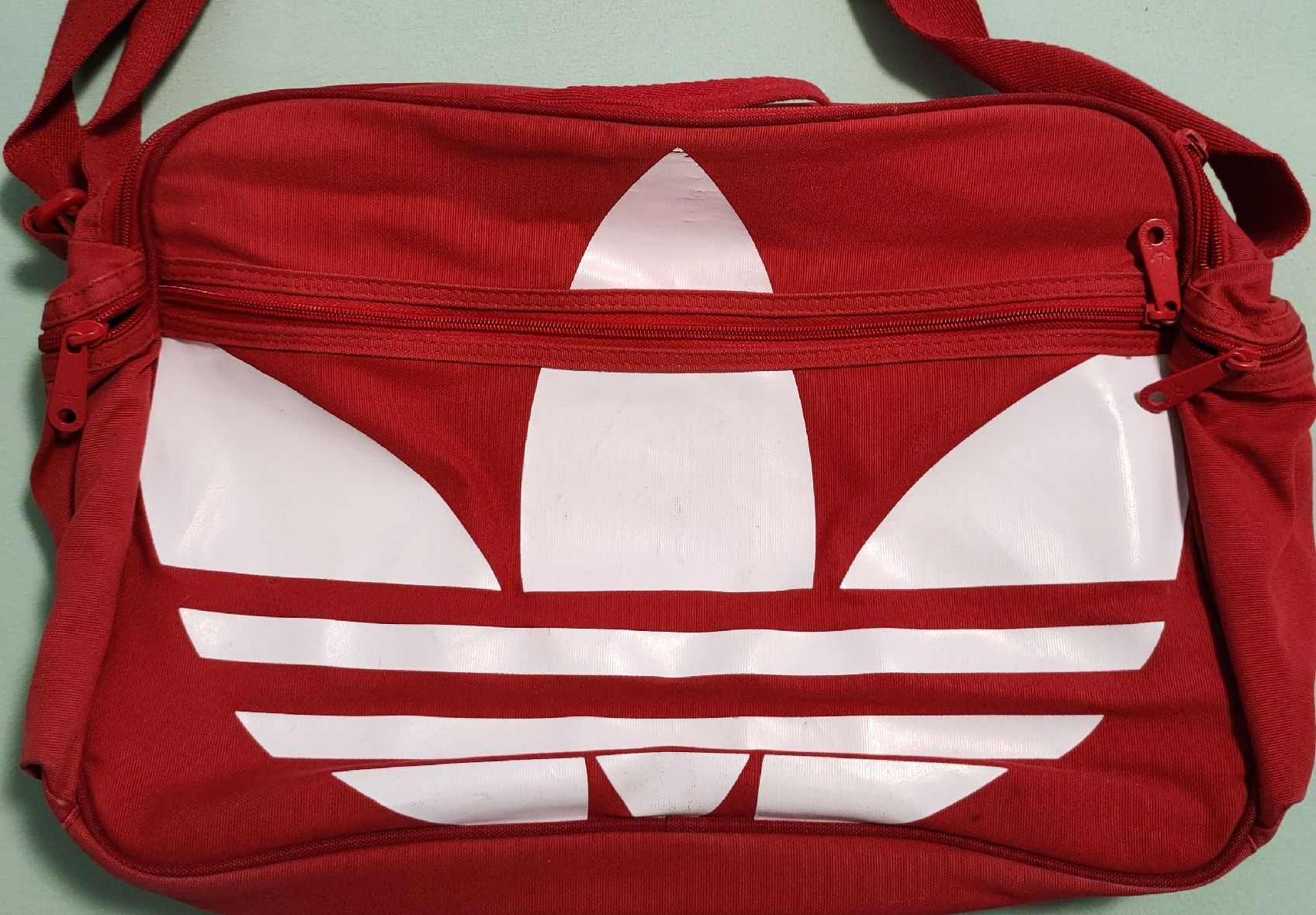 Adidas Umhängetasche, rot mit grossem Logo, Top Zustand! (Gebraucht) in ...