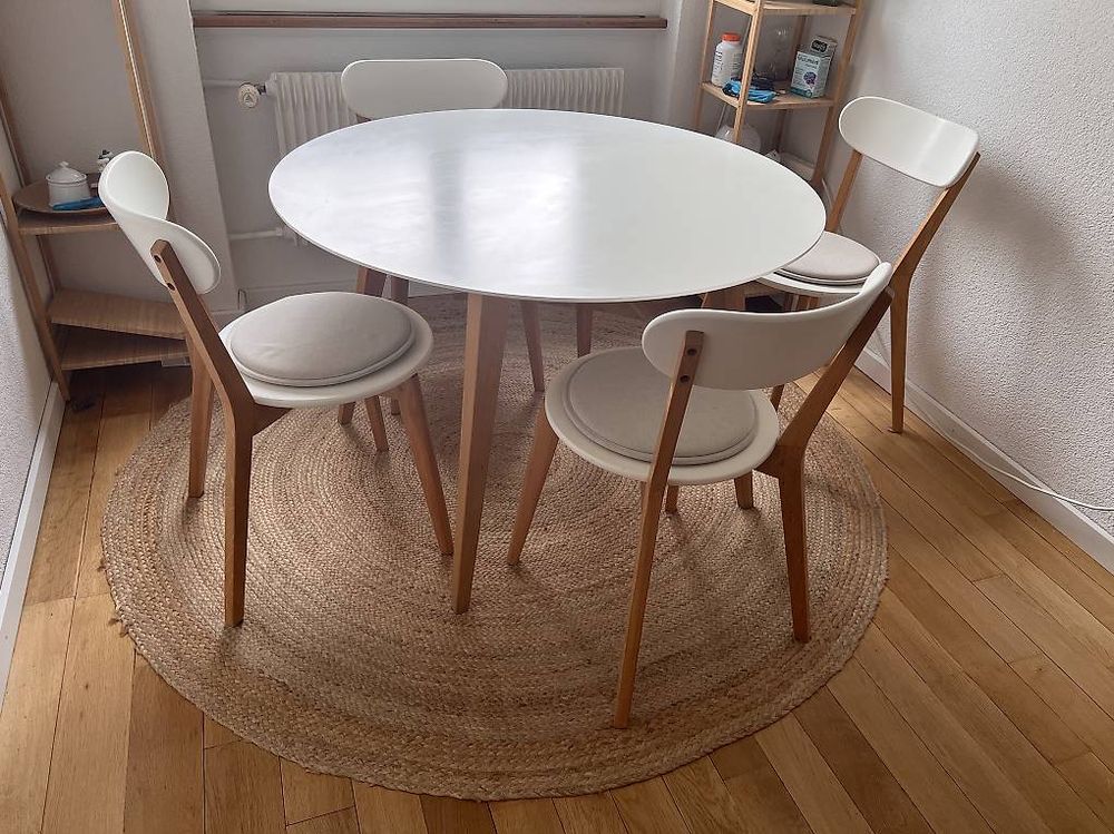 Runder weisser Esstisch aus Holz mit Stühlen und Teppich (Gebraucht) in ...