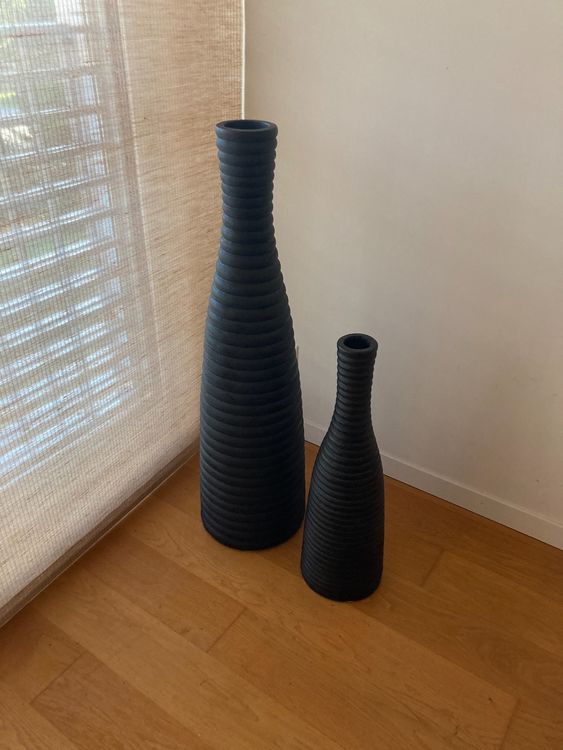 2 Schwarze Bodenvasen aus Keramik / ceramic floor vases (Gebraucht) in ...