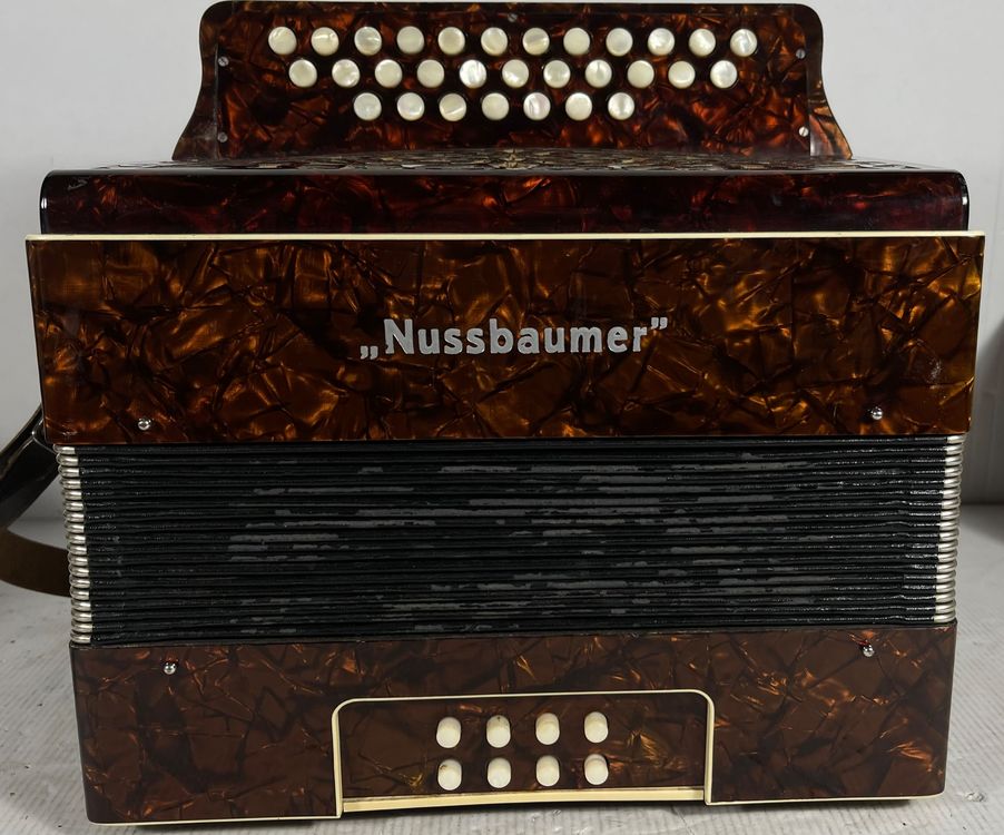 Nussbaumer Akkordeon (Gebraucht) in Root für CHF 80 – mit Lieferung auf ...