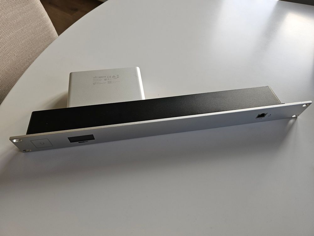 Ubiquiti UniFi Cloud Key Plus Gen 2 & Rackmountkit (Gebraucht) in ...
