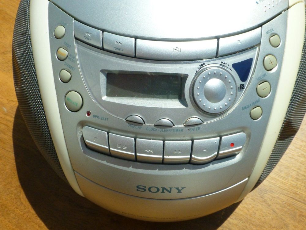 Radio, CD, Cassette-corder SONY CFD-E90L (Gebraucht) in Flamatt für CHF 13 – mit Lieferung auf ...