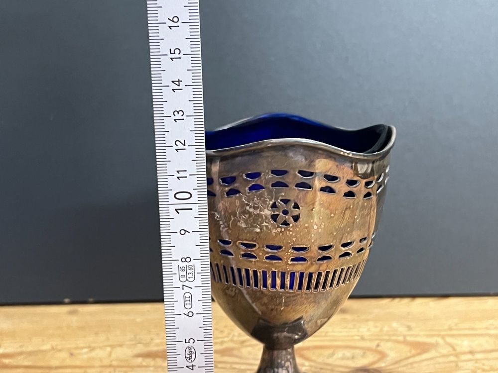 Alter antiker Kelch versilbert mit Kobalt blauem Glaseinsatz | Kaufen ... Alter antiker Kelch versilbert mit Kobalt blauem Glaseinsatz | Kaufen ...