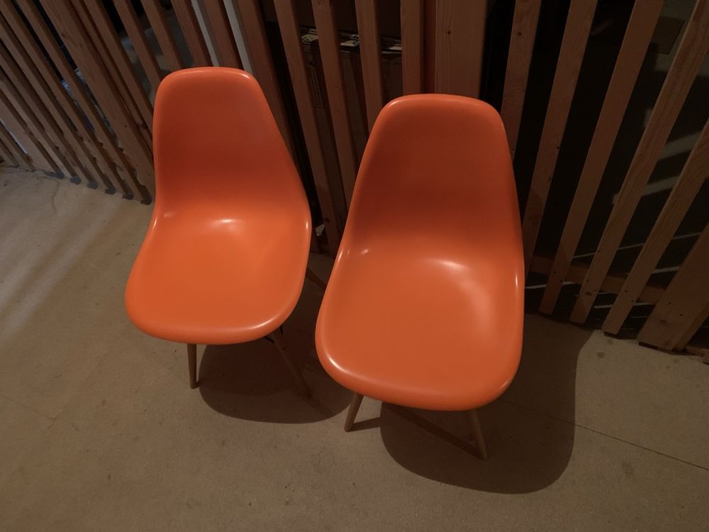 2 Orange Retro Chairs with Wooden Legs (Neu (gemäss Beschreibung)) in ...