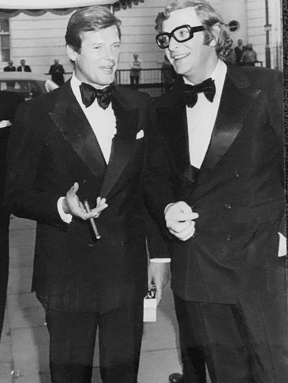 Foto Roger Moore & Michael Caine 1973 in London | Kaufen auf Ricardo