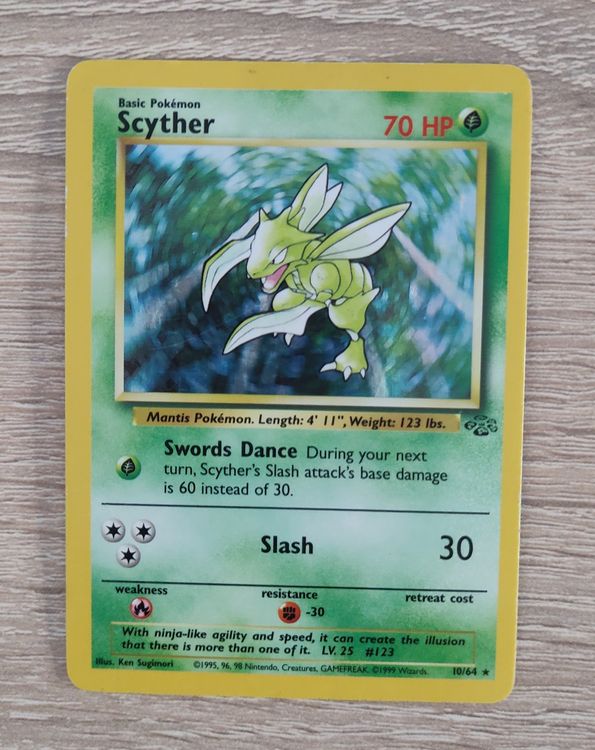 Pokemon 1999 Base Scyther Holo 10/64 + Magnetic + Ständer (Neu (gemäss ...