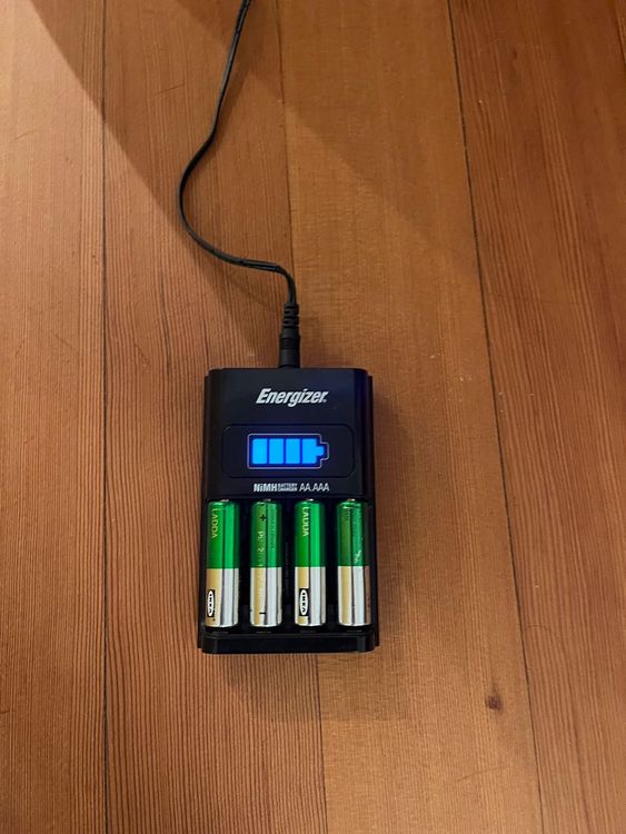 Akku Ladegerät Energizer mit 4 NIMH Akkus 2000 mAh IKEA (Gebraucht) in ...