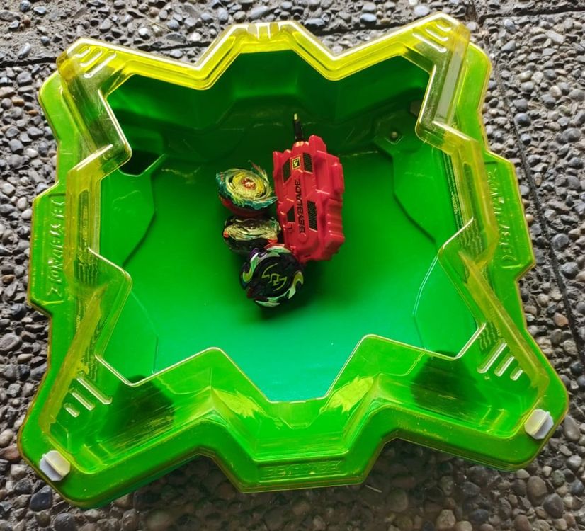 Beyblade Set mit Arena, Starter und Beyblades, Top Zustand (Gebraucht ...