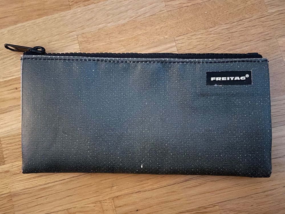FREITAG Case 18/9/1cm grün / grau | Kaufen auf Ricardo