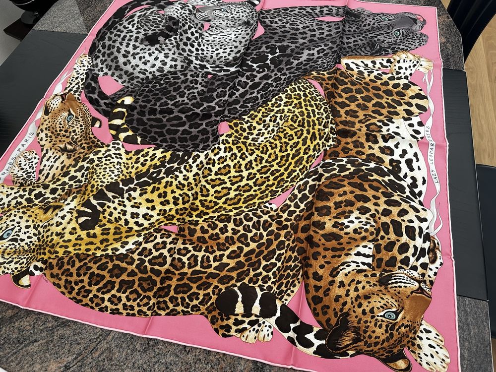 Hermès Lazy Léopardesses Silk Scarf Pink/Anthracite 90cm (Neu (gemäss ...