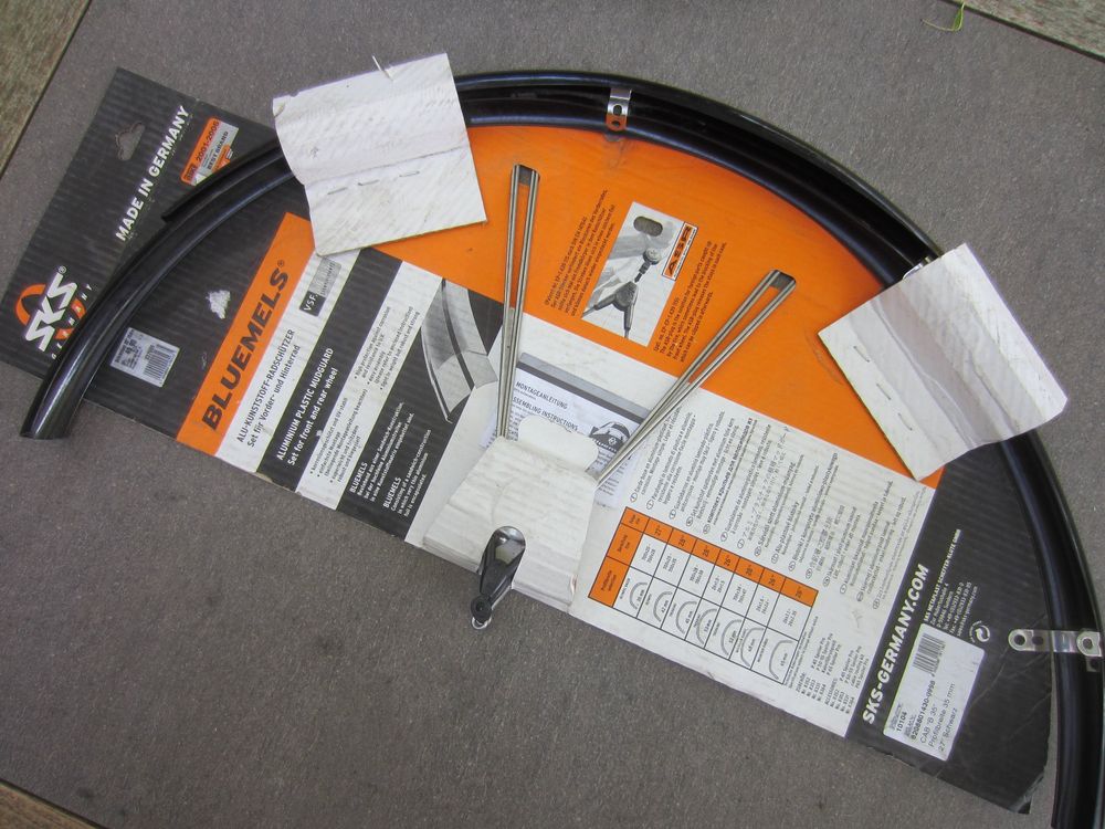 NOS BLUEMELS SCHWARZES SCHUTZBLECHSET 28" MIT MONTAGEZUBEHÖR (Neu und ...