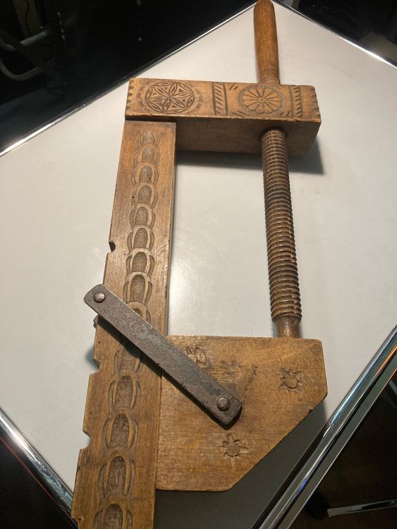 Antike verzierte Holz-Zwinge (Gebraucht) in Malters für CHF 50 – nur ...