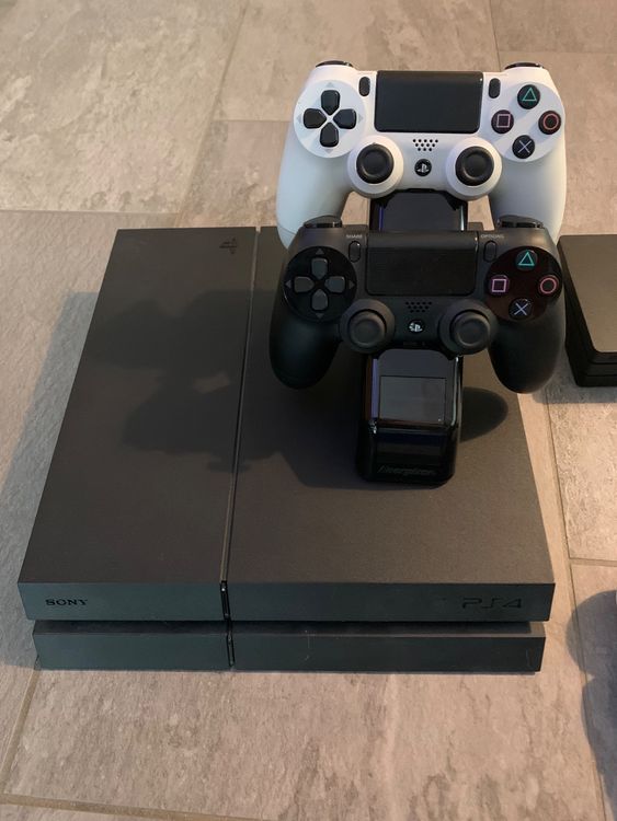PlayStation 4 mit zwei Controller | Kaufen auf Ricardo