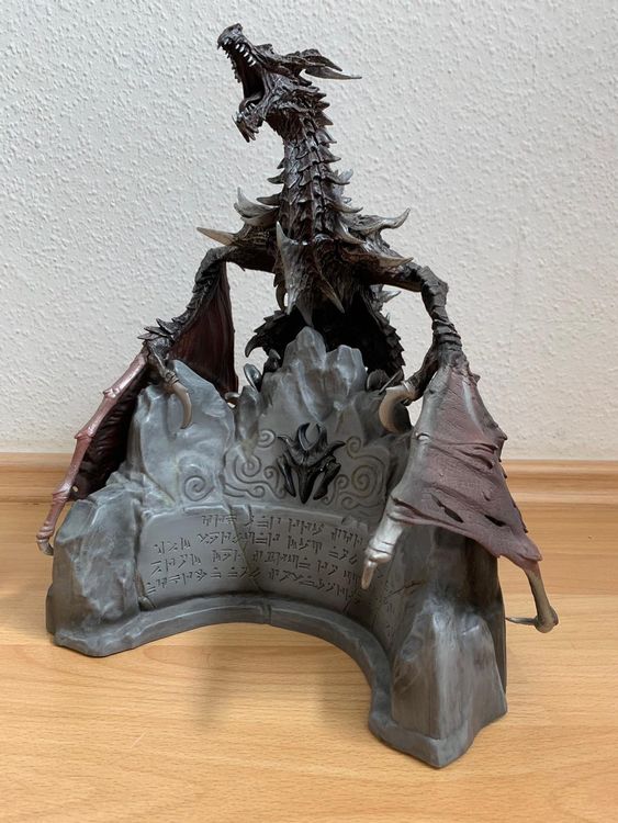 Skyrim Alduin Statue mit Sockel (Gebraucht) in Volketswil für CHF 50 ...