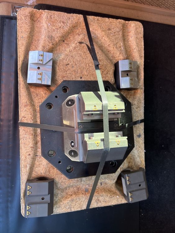 Schunk 5 Achse Schraubstock (Gebraucht) in Niederuzwil für CHF 2000 – nur Abholung auf Ricardo ...