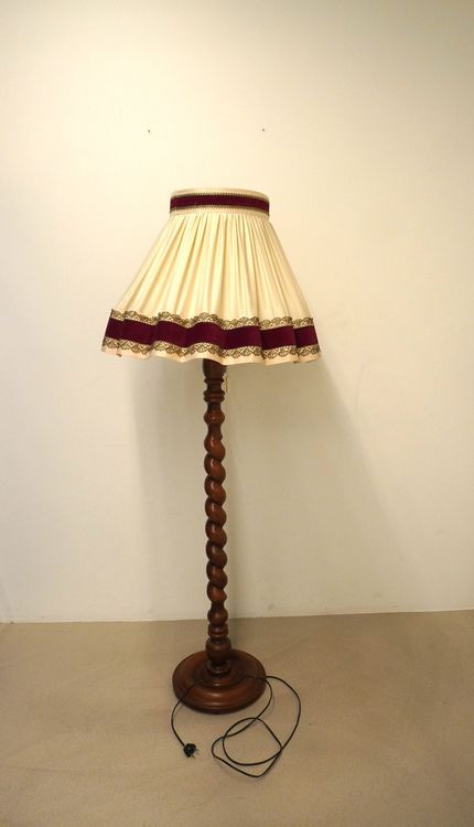 Vintage Stehlampe Holz mit weiss-rotem Lampenschirm (S0125) (Gebraucht) in Basel für CHF 65 ...