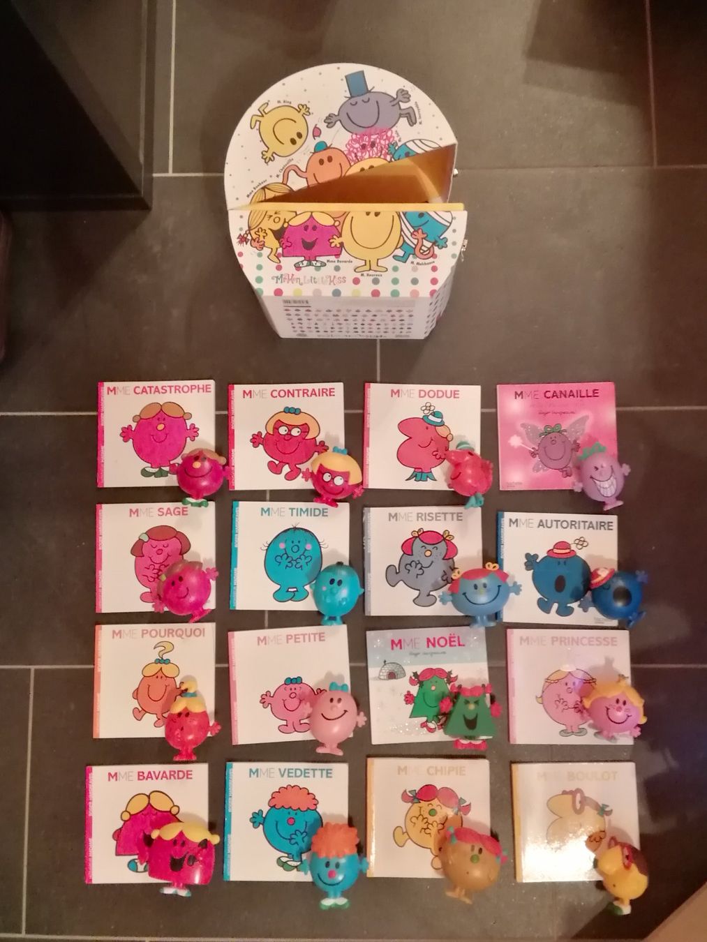 Gros lot mr mme livres figurines et boîte (Gebraucht) in Salvan für CHF ...