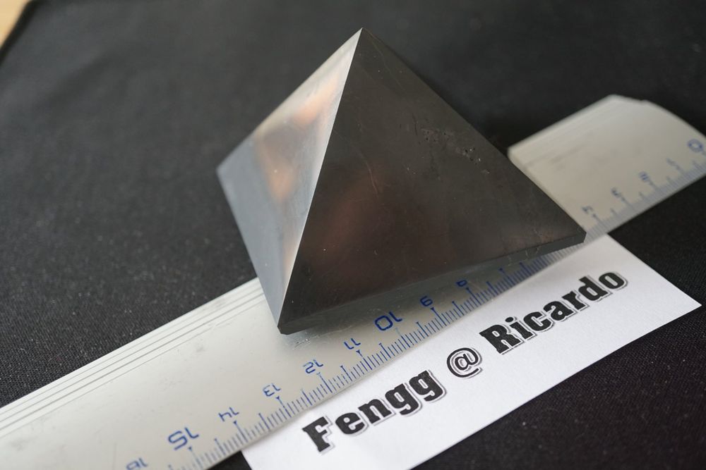 Schungit Shungit Shungite Pyramide poliert 70mm (Neu und ...