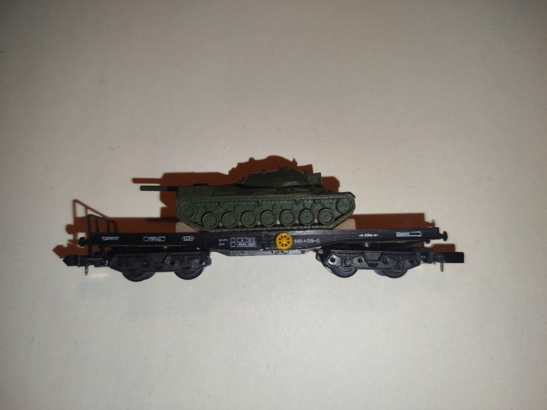 Modelleisenbahn Güterwagen mit Panzer, Spur N (Gebraucht) in Arnegg für ...
