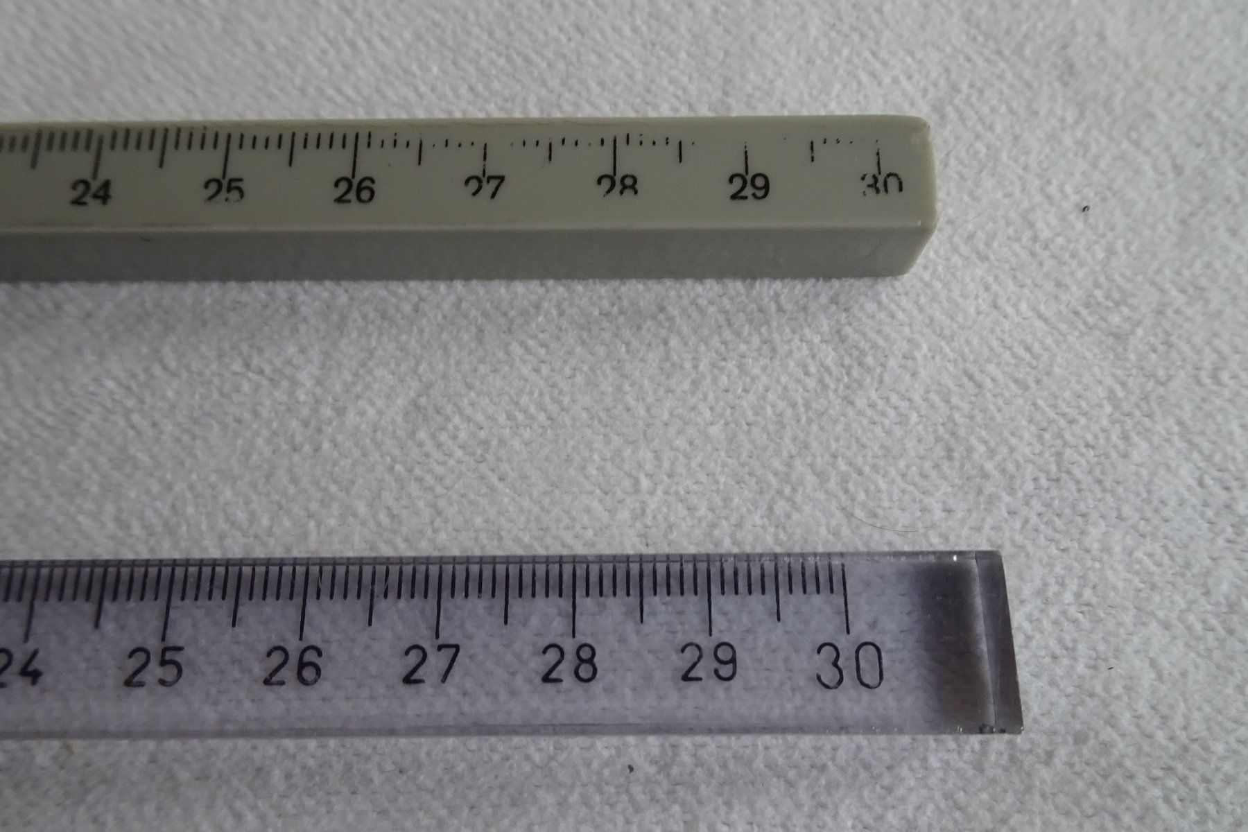 2 Lineale 30cm 1x Würfelform, 1x rechteckige form (Gebraucht) in ...