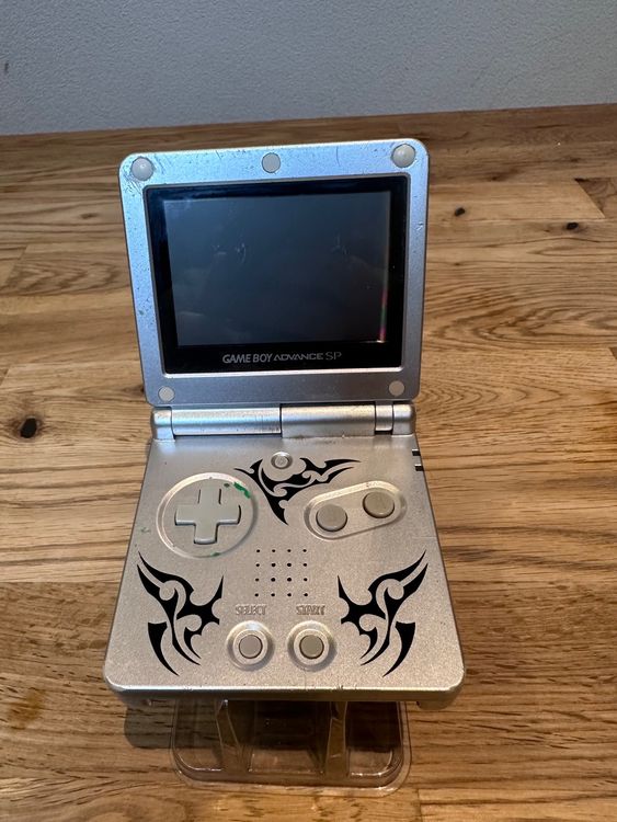 Gameboy Sp mit Tattoo:) aber dafür ohne Akku ab 1.- | Kaufen auf Ricardo