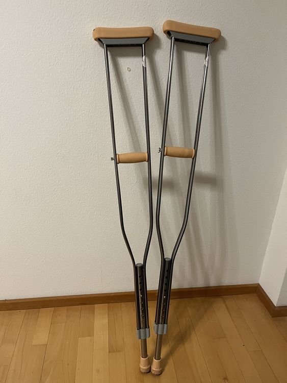 Krücken, Gehhilfen, Achselgestützen, höhenverstellbar (Gebraucht) in ...