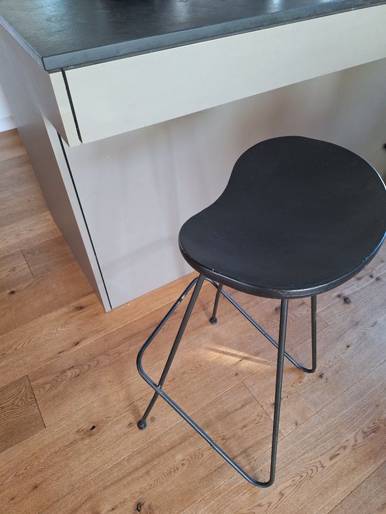 Schwarzer Barhocker, Metall schwarz, Sitzfläche Holz schwarz (Gebraucht ...
