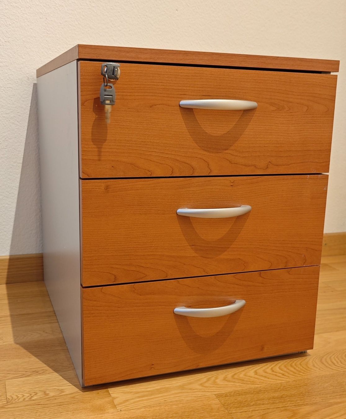 Korpus - Holz, braun-grau (Front weiss foliert), 2 Schlüssel (Neu ...