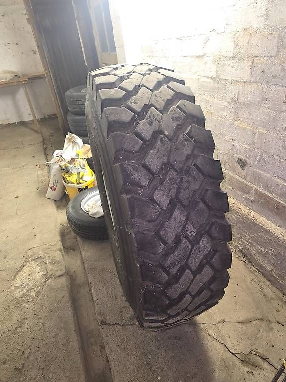 6 pneus Continental HCS 14.00 R20 à 80-90% (Gebraucht) in Villarzel für CHF 1500 – nur Abholung ...