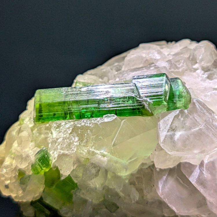 SEGMENTED ELBAITE, GREEN TOURMALINE on QUARTZ (Neu (gemäss Beschreibung)) in Balerna für CHF 75 ...
