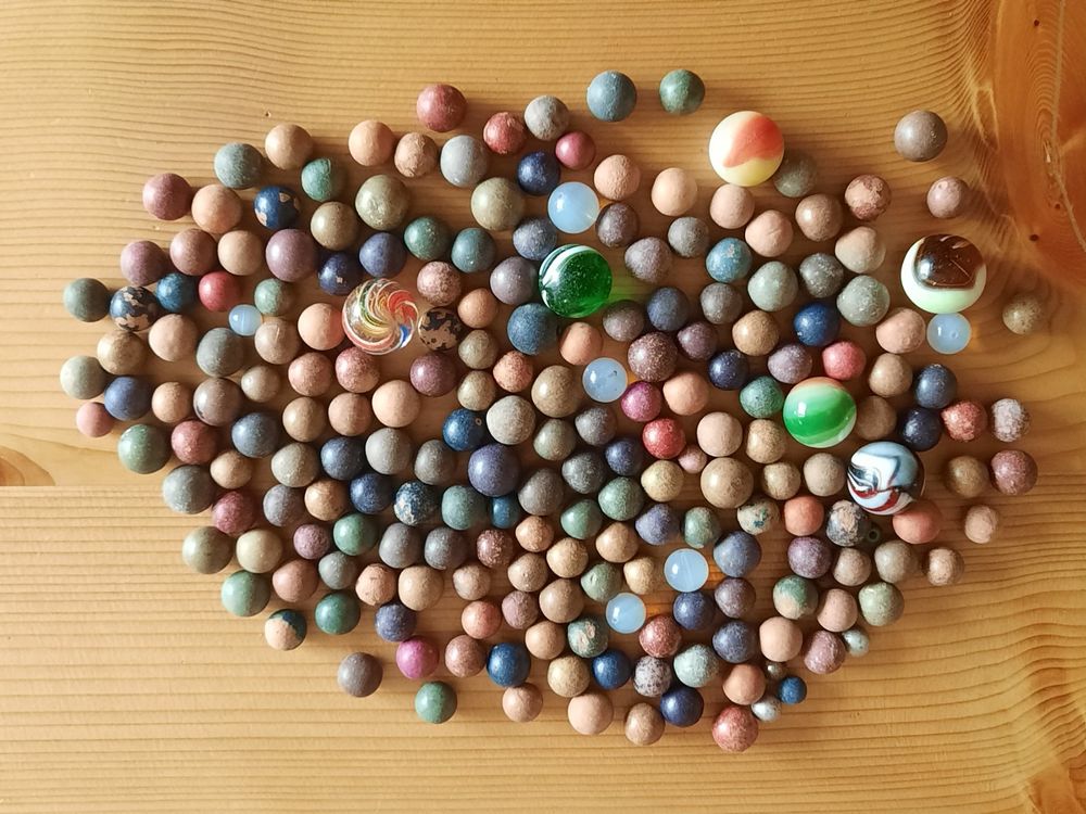 Grosse Menge alte und neue Murmeln (aus Ton?) gem. Bilder | Kaufen auf ...