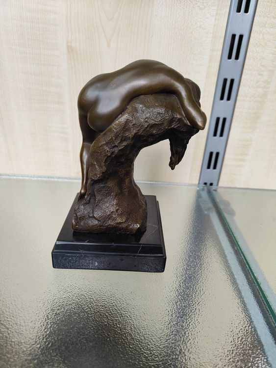 WEIBLICHER AKT BRONZEFIGUR AUF EINEN FELSEN SITZEND AB 1.-FR | Kaufen ...