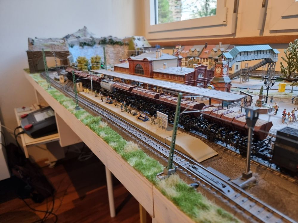 Locomotive vapeur BR065 (Märklin 39651)+ Set Coffrets Wagons (D'occasion) à pour CHF 450 – avec ...