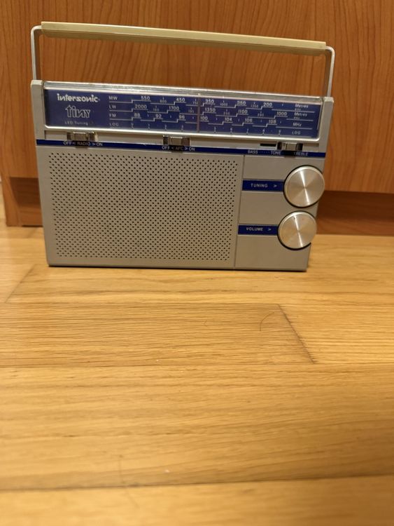 Radio Intersonic Tiny vintage AM/FM, parfait pour l'été! (Gebraucht) in ...