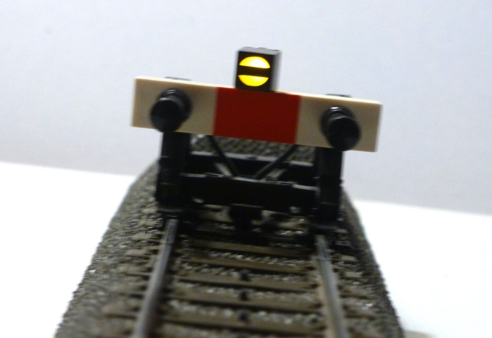 Prellbock mit Beleuchtung Märklin 24978 neu C-Gleis H0 (1) (Neu (gemäss ...