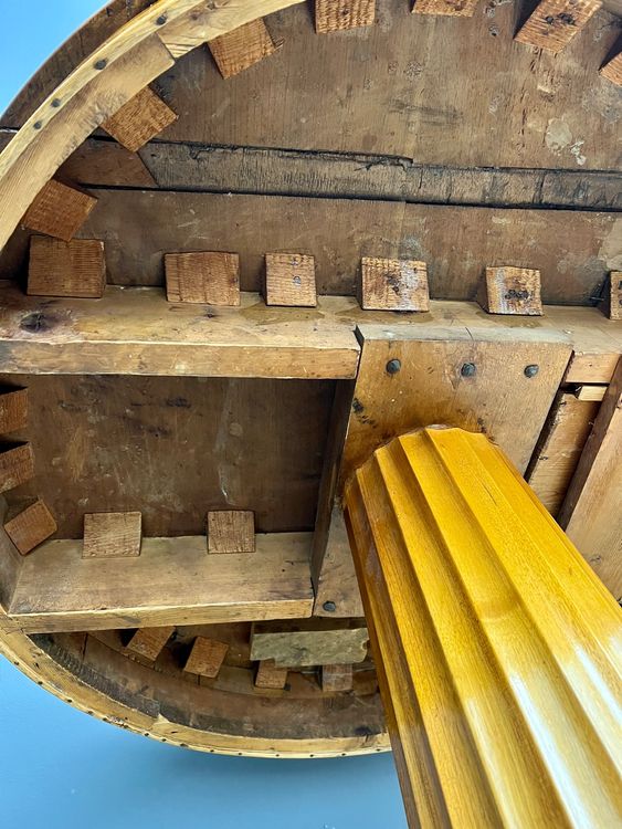 Alter Runder Säulen Tisch Holz Tisch mit Schublade (Gebraucht) in ...