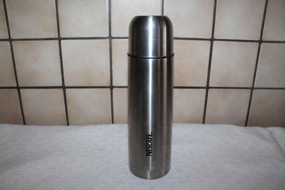 Nescafe Edelstahl-Thermoskanne mit Becher im Deckel 0,5 l (Gebraucht ...