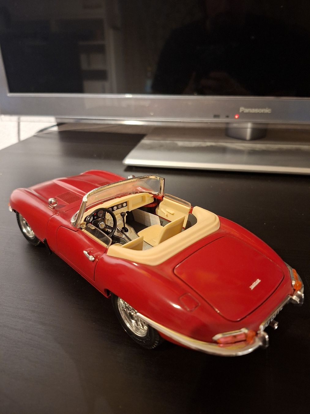 Rotes Jaguar E Cabriolet Burago 1961, Massstab 1:18 Top! (Gebraucht) in ...