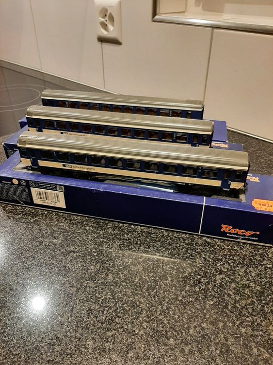 Drei BLS EW IV Personenwagen (Neu (gemäss Beschreibung)) in Oberbüren ...
