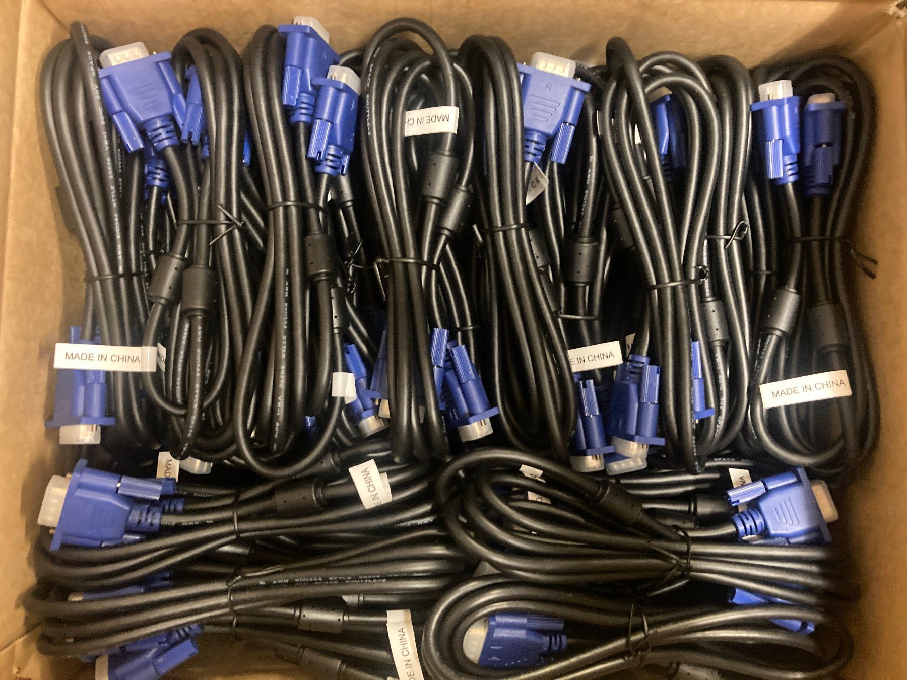 50 Stück / VGA-Kabel 1,8m / NEU (Neu und originalverpackt) in Zug für ...