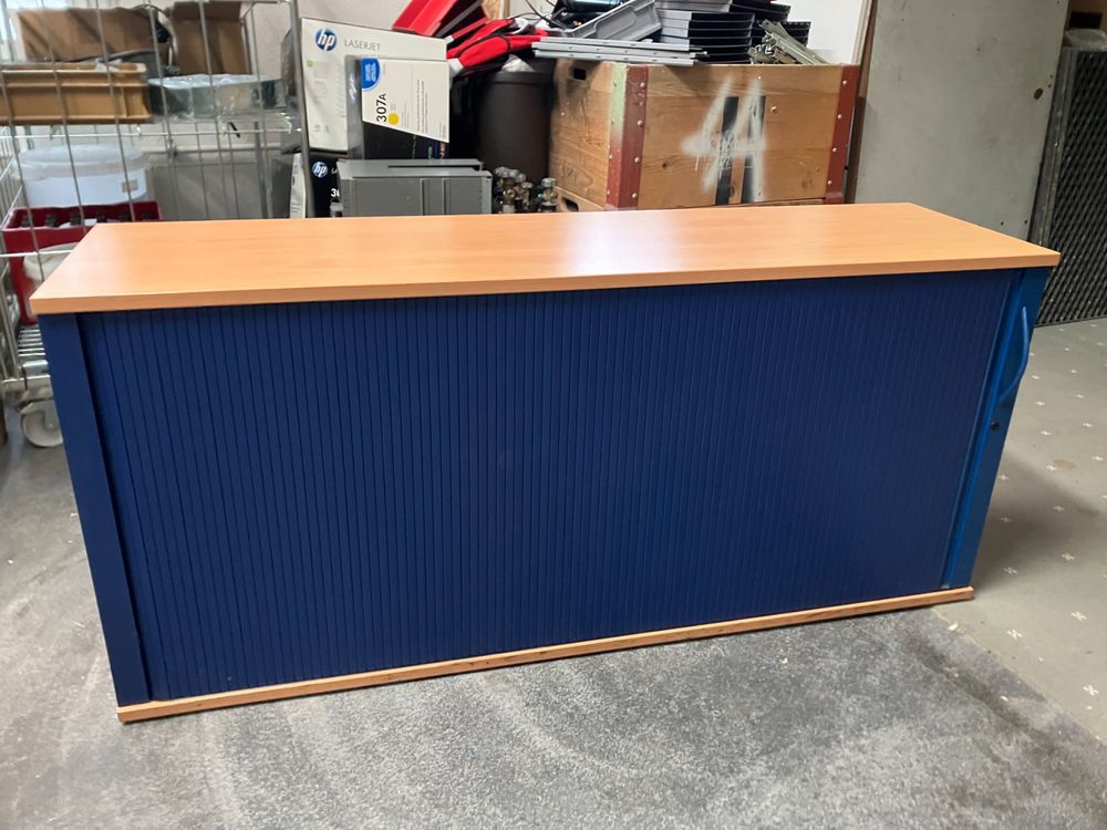 Lateralschrank mit 2 Metall Tablaren ohne Schlüssel ab 1.- (Gebraucht ...