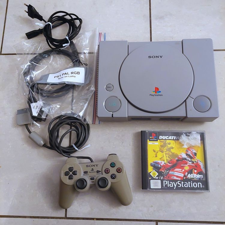 PLAYSTATION 1 KONSOLE MIT MOD-CHIP + 1 SPIEL! | Kaufen auf Ricardo