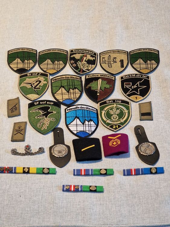 Badges, insignes, distinction grades militaires (Neu (gemäss ...