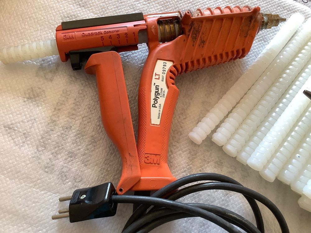 3M Heissklebepistole POLYGUN LT & >5kg Quadrack Kartuschen (Gebraucht ...