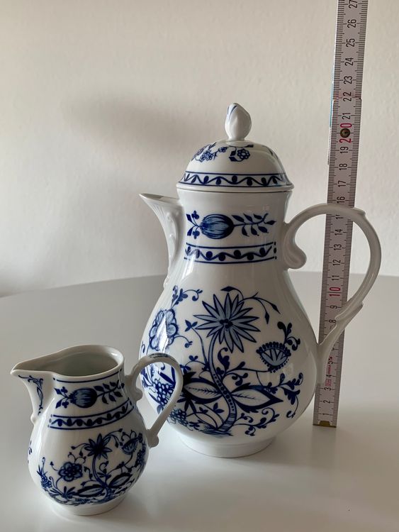 Kahla Zwiebelmuster Kaffeekanne mit Sahnekännchen (Gebraucht) in Oberglatt ZH für CHF 25 – mit ...