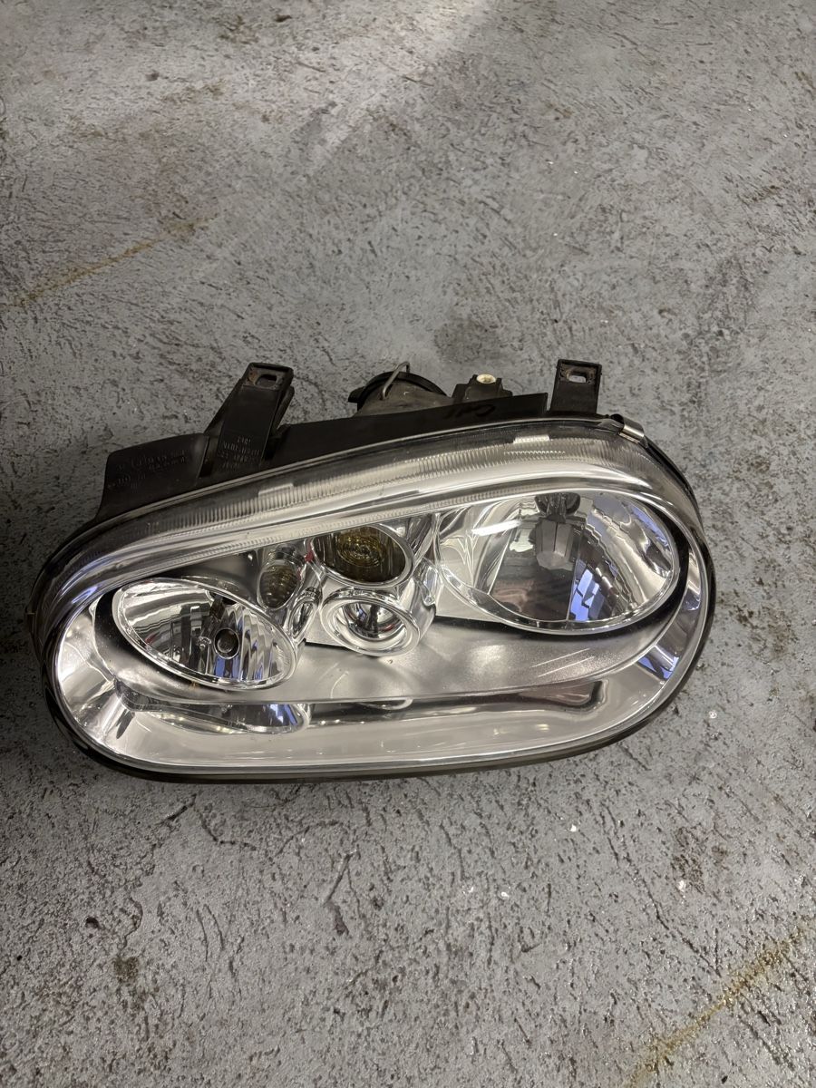Vw Golf 4 jg 2002 Scheinwerfer li u re (Gebraucht) in Engelburg für CHF ...