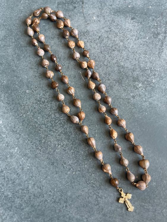 Rosenkranz aus Samen mit kyrillischer Schrift im Kreuz (Gebraucht) in ...