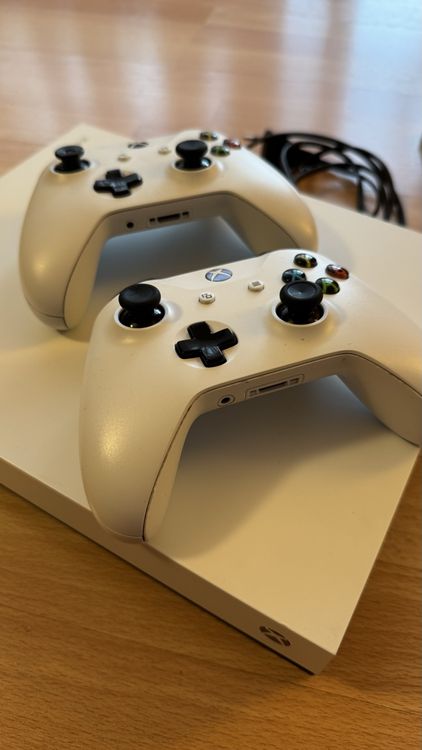Xbox One X mit 2 Controllern und 9 Spielen (Gebraucht) in Heimberg für ...