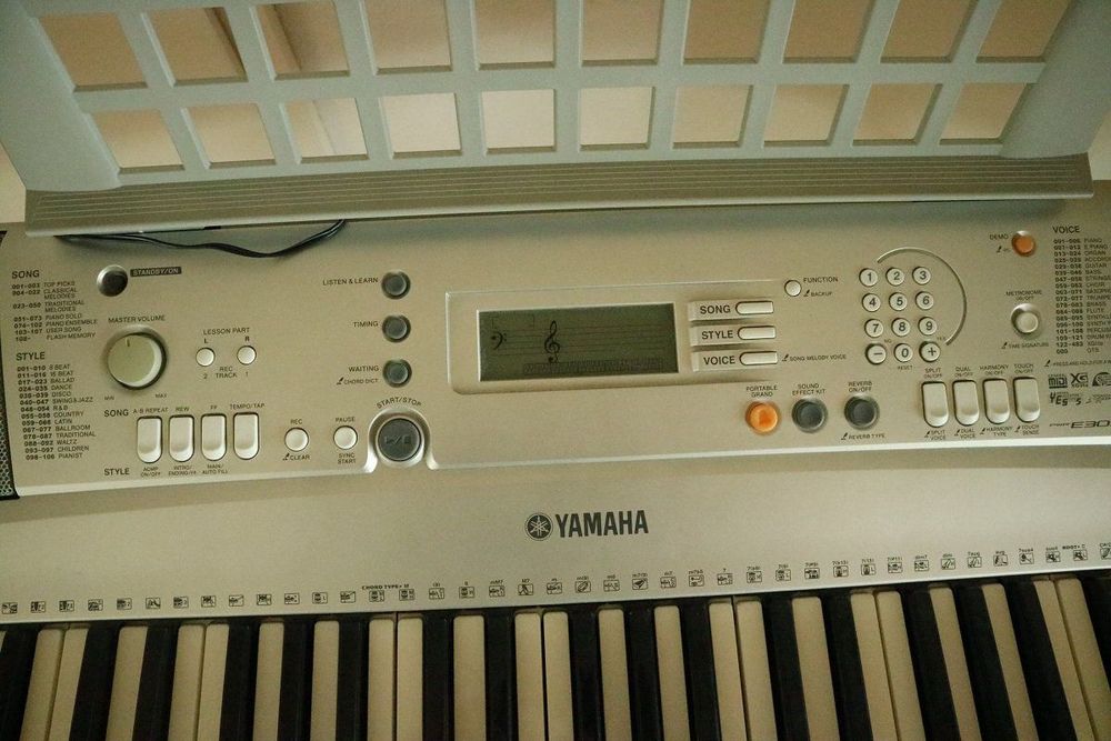 Keyboard YAMAHA PSR-E303 YPT-300 (Gebraucht) in Zuzwil für CHF 54 – nur ...