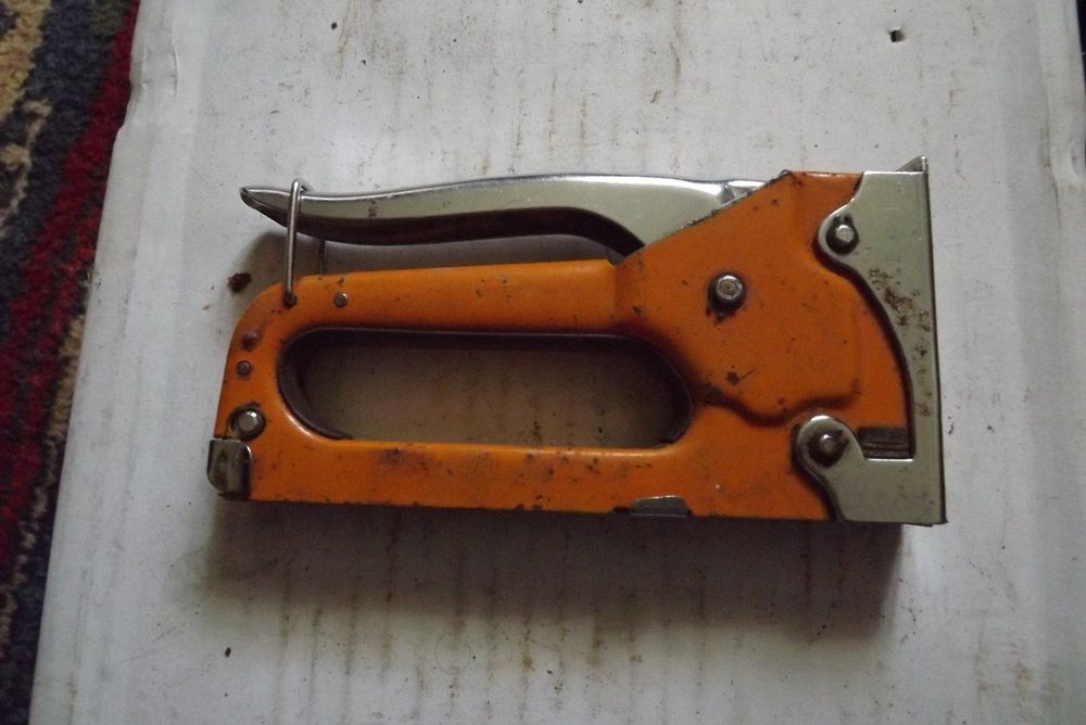 Hand tacker orange (Gebraucht) in Hittnau für CHF 5.5 – nur Abholung ...